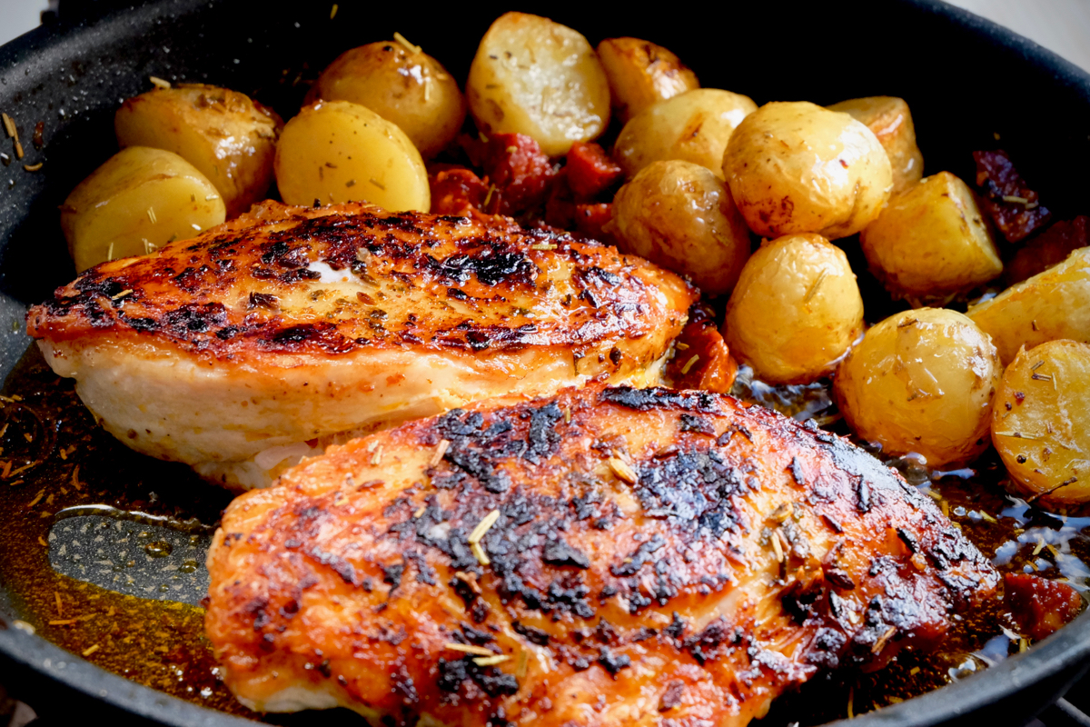 Spicy charred chicken breast with chorizo potatoes - Smoked Fine Food